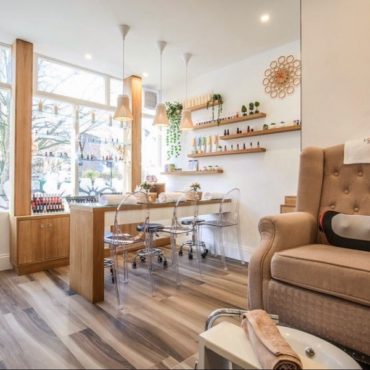 25 Creative Nail Salon Design and Decorating Ideas (with Pictures)